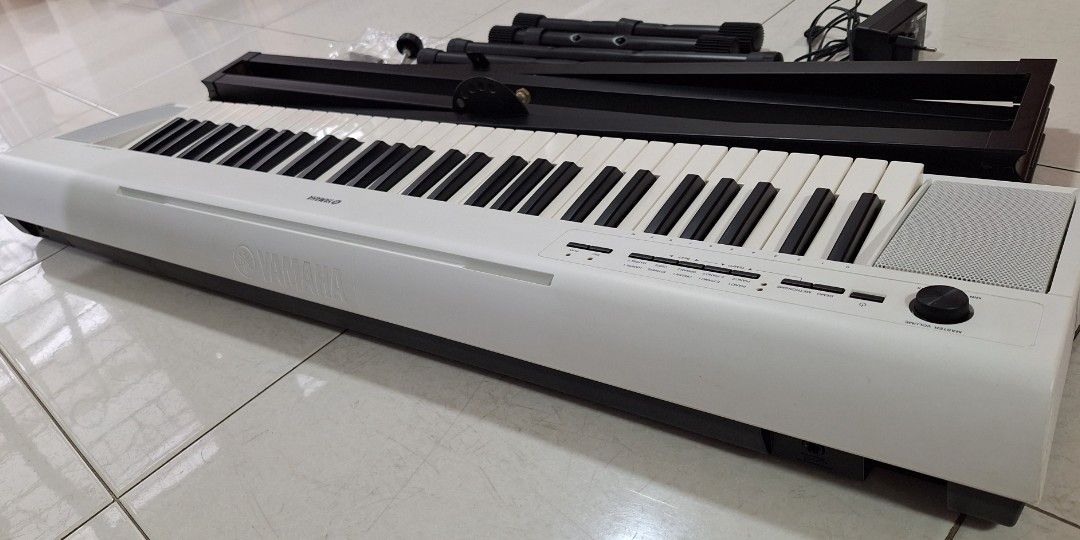 YAMAHA NP-12 WHITE 61-KEYS PIAGGERO KEYBOARD, Hobbies & Toys, Music & Media, Musical Instruments ...