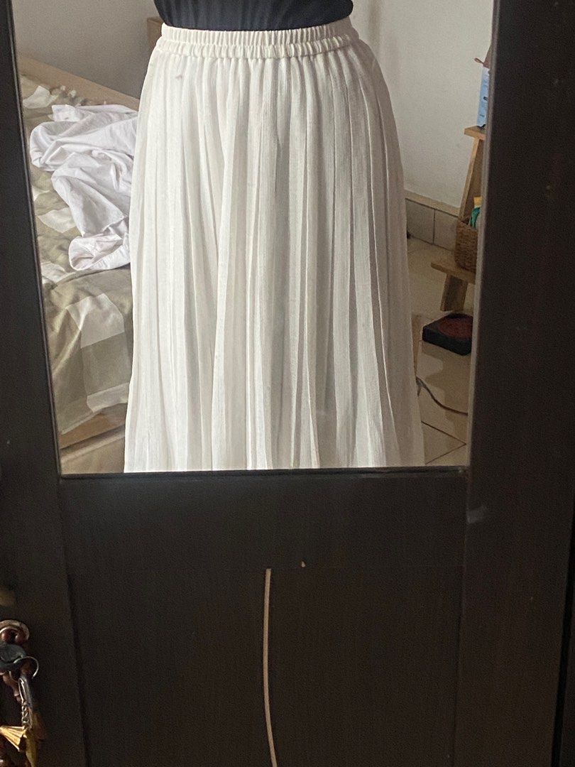 Uniqlo rok plisket, Fesyen Wanita, Pakaian Wanita, Bawahan di Carousell