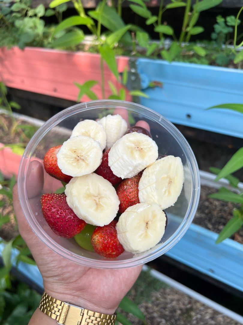 Buah Siram Coklat, Makanan & Minuman, Makanan Instan di Carousell