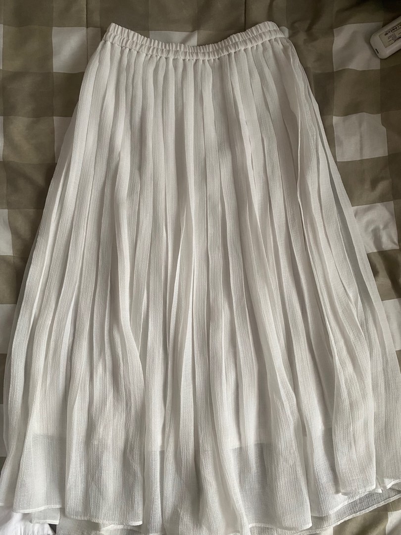 Uniqlo rok plisket, Fesyen Wanita, Pakaian Wanita, Bawahan di Carousell