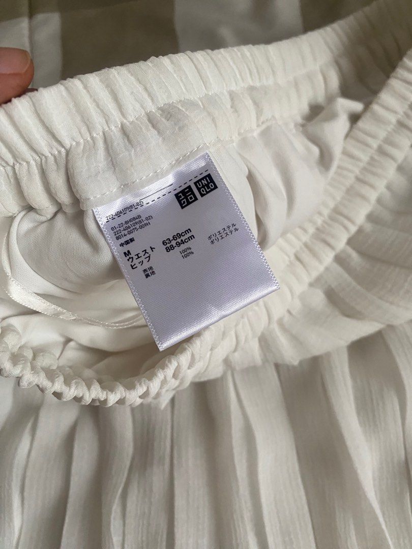 Uniqlo rok plisket, Fesyen Wanita, Pakaian Wanita, Bawahan di Carousell