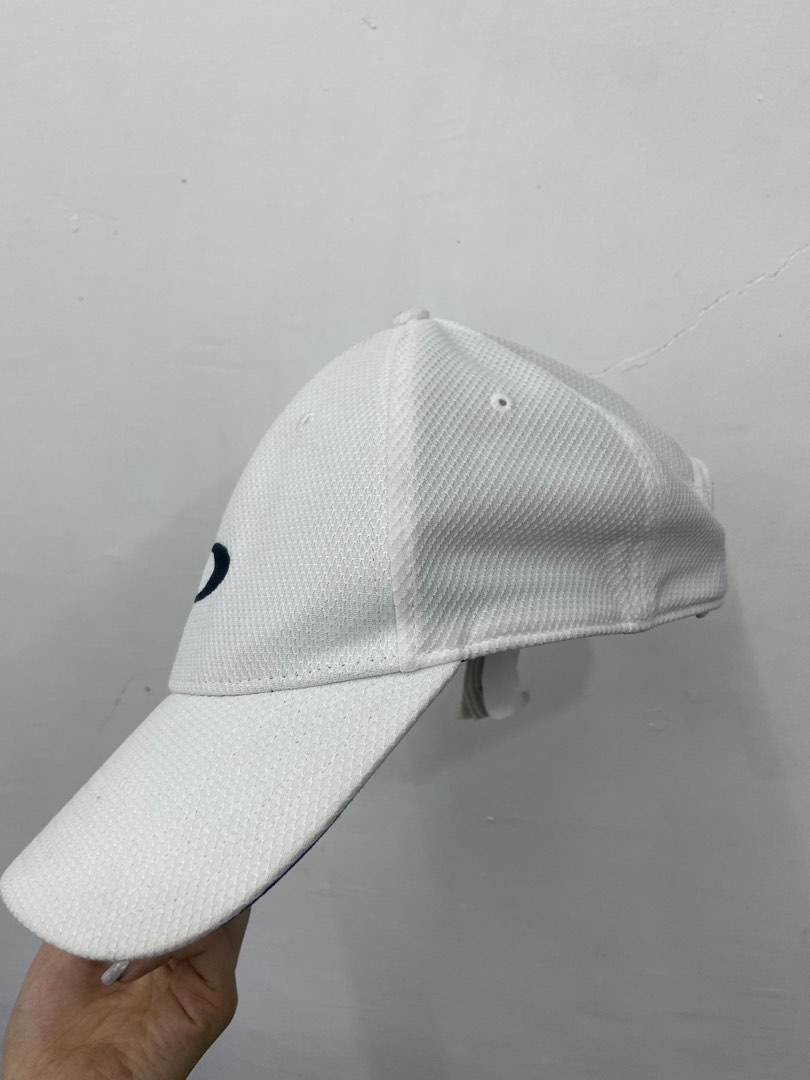 Oakley Cap, Men's Fashion, Watches & Accessories, Caps & Hats on Carousell
