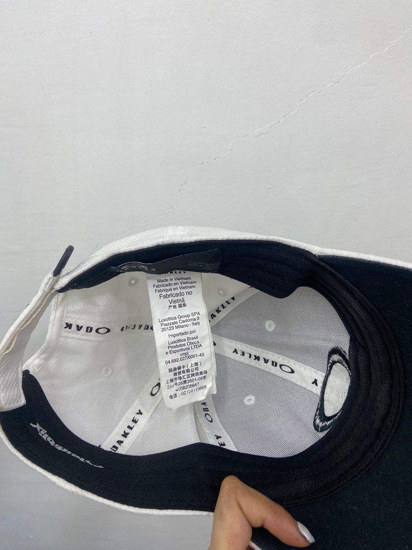 Oakley Cap, Men's Fashion, Watches & Accessories, Caps & Hats on Carousell