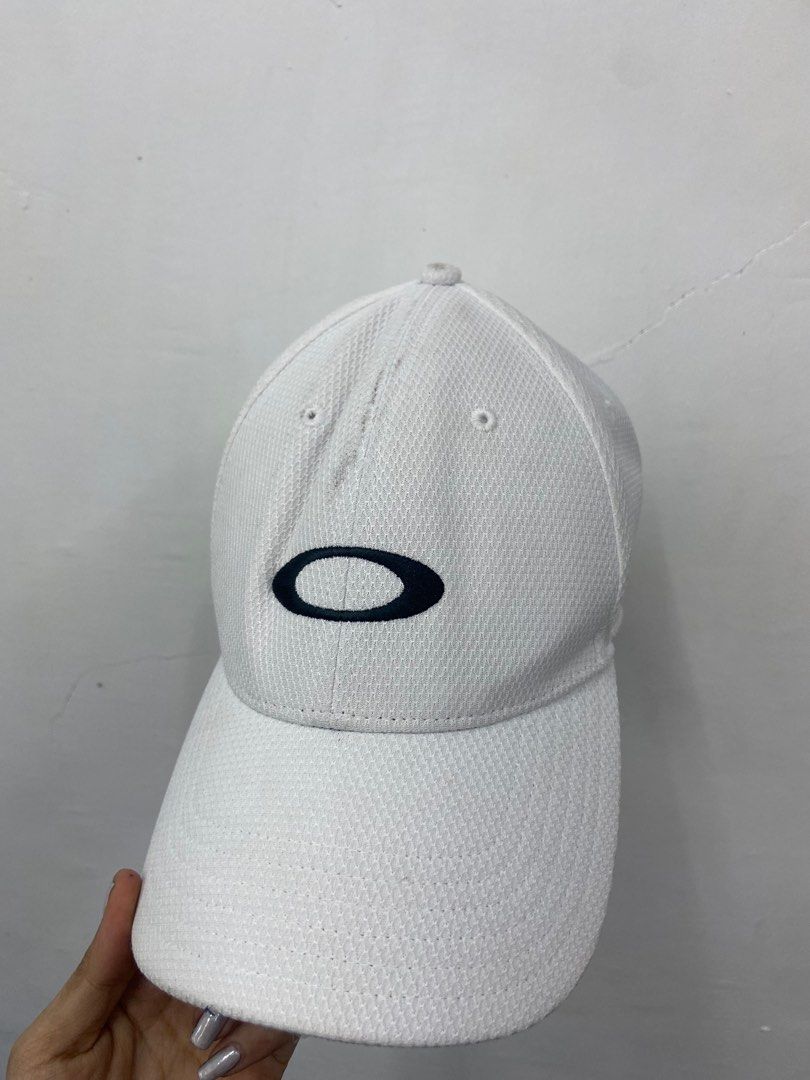 Oakley Cap, Men's Fashion, Watches & Accessories, Caps & Hats on Carousell