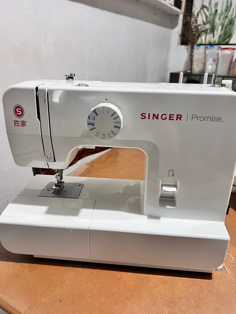 Singer 8-stitch Sewing machine, TV & Home Appliances, Other Home ...