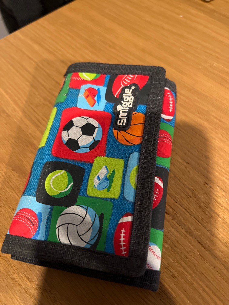 smiggle wallet, Babies & Kids, Babies & Kids Fashion on Carousell