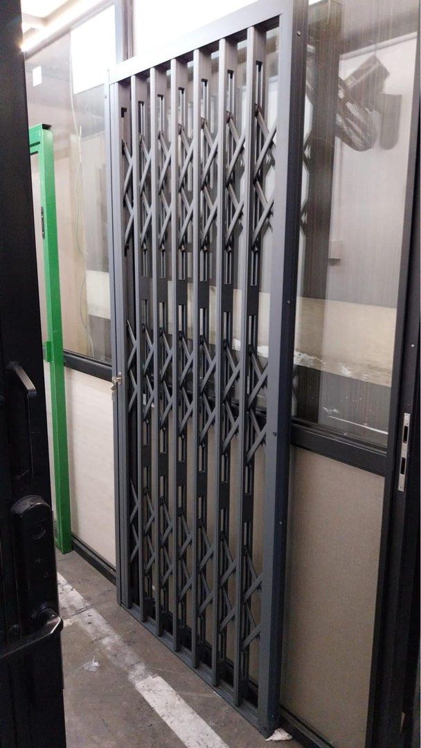 Traditional Collapsible Gate / Scissor Gate, Furniture & Home Living ...