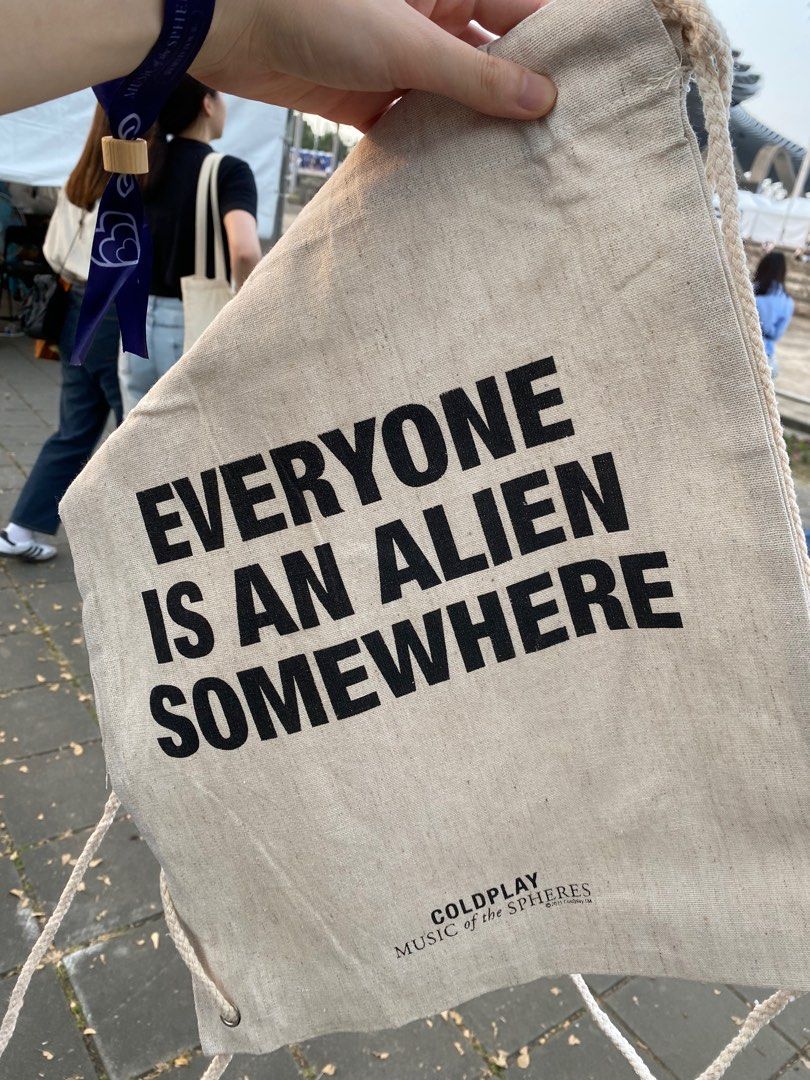 COLDPLAY 2023 VIP 套票 限量 帆布袋 後背包, 書籍、休閒與玩具, 收藏、紀念品, 明星週邊在旋轉拍賣