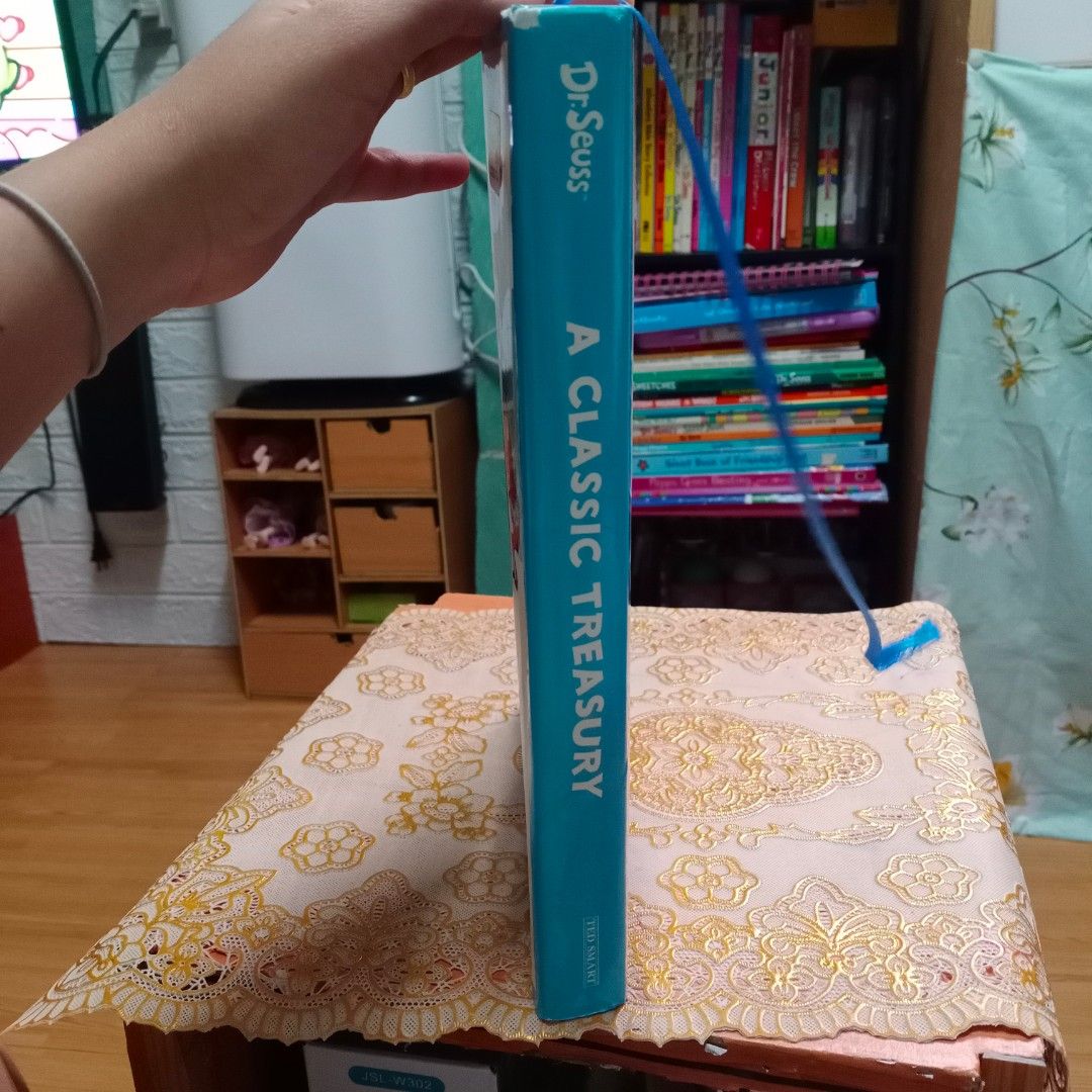 Dr.Seuss A Classic Treasury, Hobbies & Toys, Books & Magazines, Children's Books on Carousell