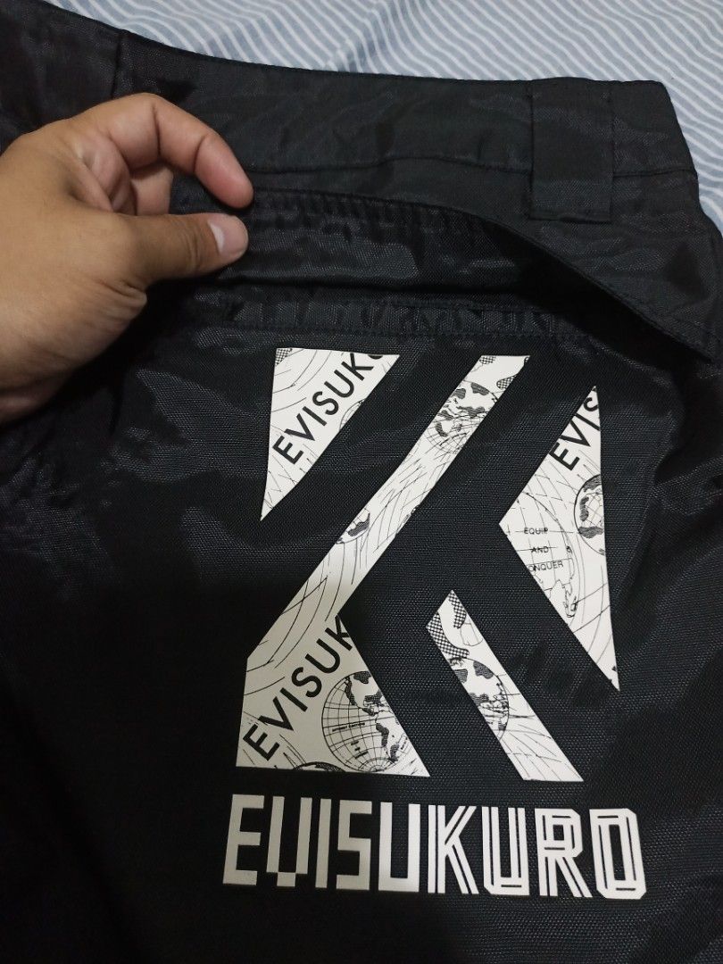 EVISUKURO, Men's Fashion, Bottoms, Shorts on Carousell