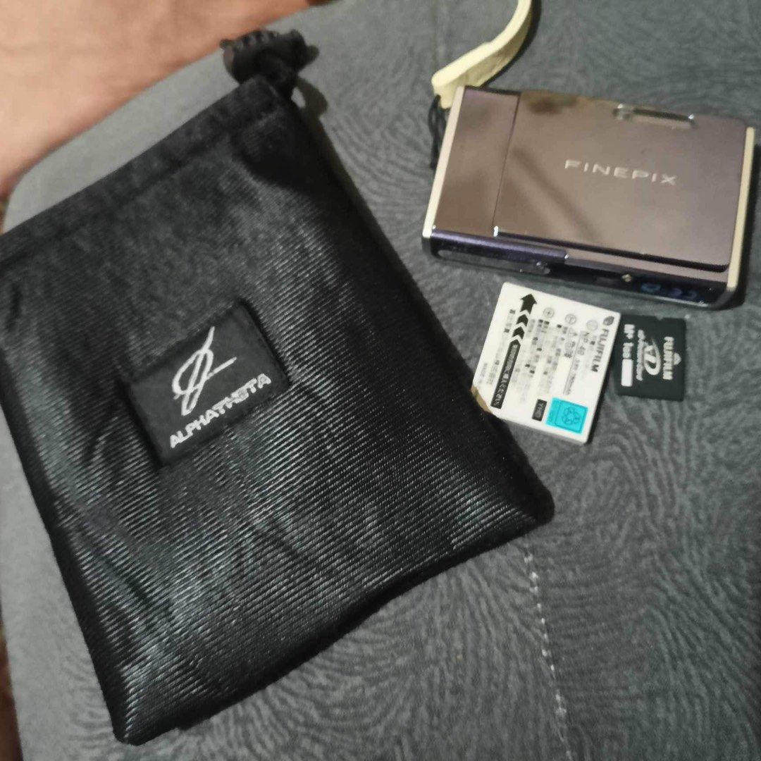 RARE| Fujifilm Finepix sliding digi cam , Photography, Cameras on Carousell