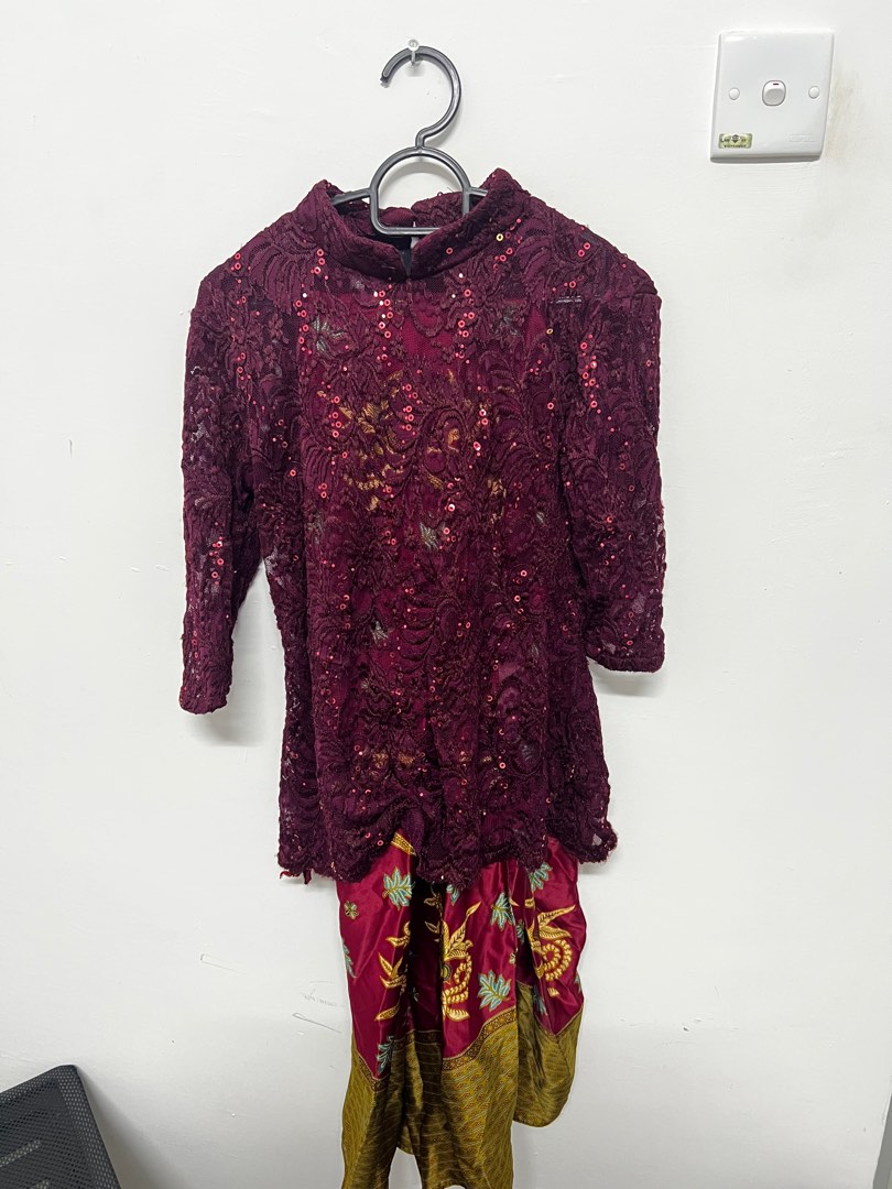 Kebaya lace with batik pario, Women's Fashion, Muslimah Fashion, Baju ...