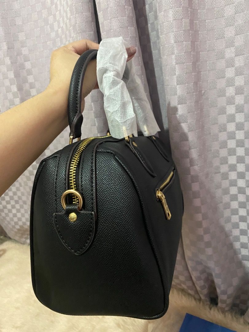Mall Pull Out Coach crossbody bag, Luxury, Bags & Wallets on Carousell