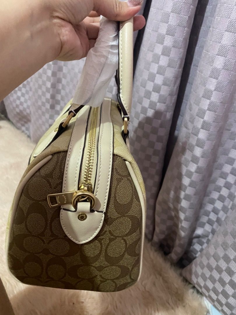 Mall Pull Out Coach Crossbody bag, Luxury, Bags & Wallets on Carousell