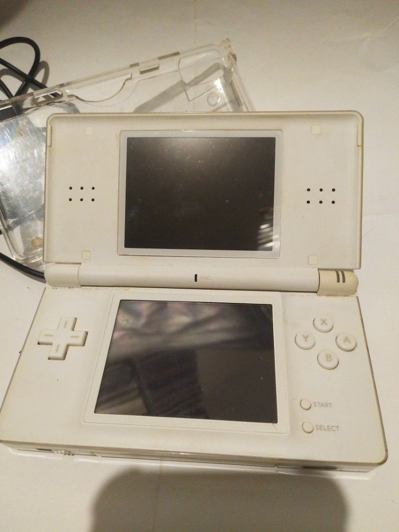 NDS Lite +R4卡共 8 games ，遊戲包括 Fullmetal alchemist/ mario kart DS ...