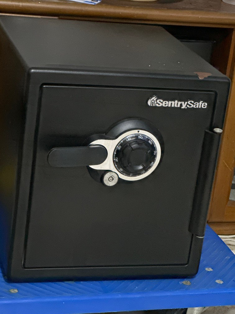 Sentry Safe, Furniture & Home Living, Security & Locks, Safe on Carousell