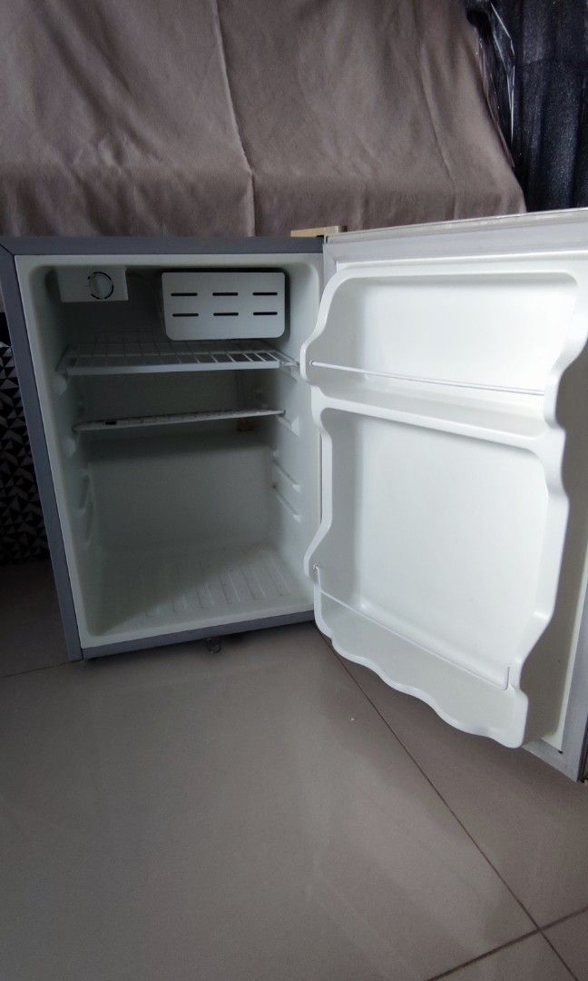 Bar fridge / mini fridge 70L, TV & Home Appliances, Kitchen Appliances ...