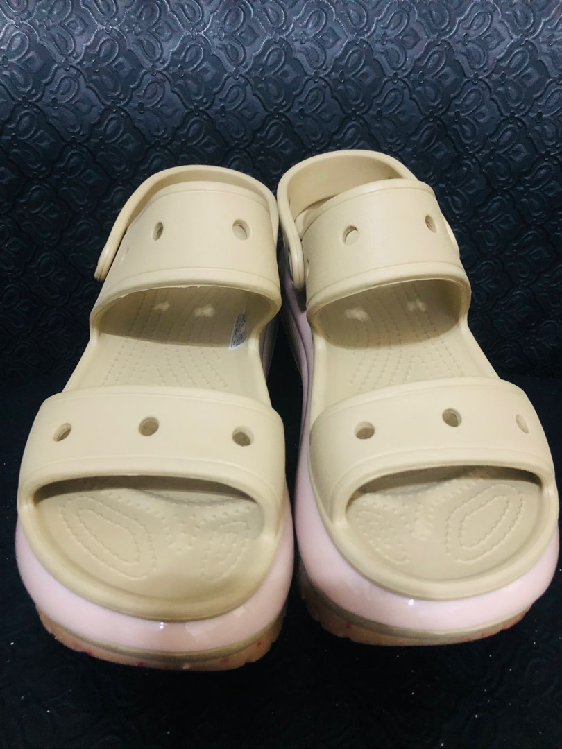 Crocs, Women's Fashion, Footwear, Flats & Sandals on Carousell