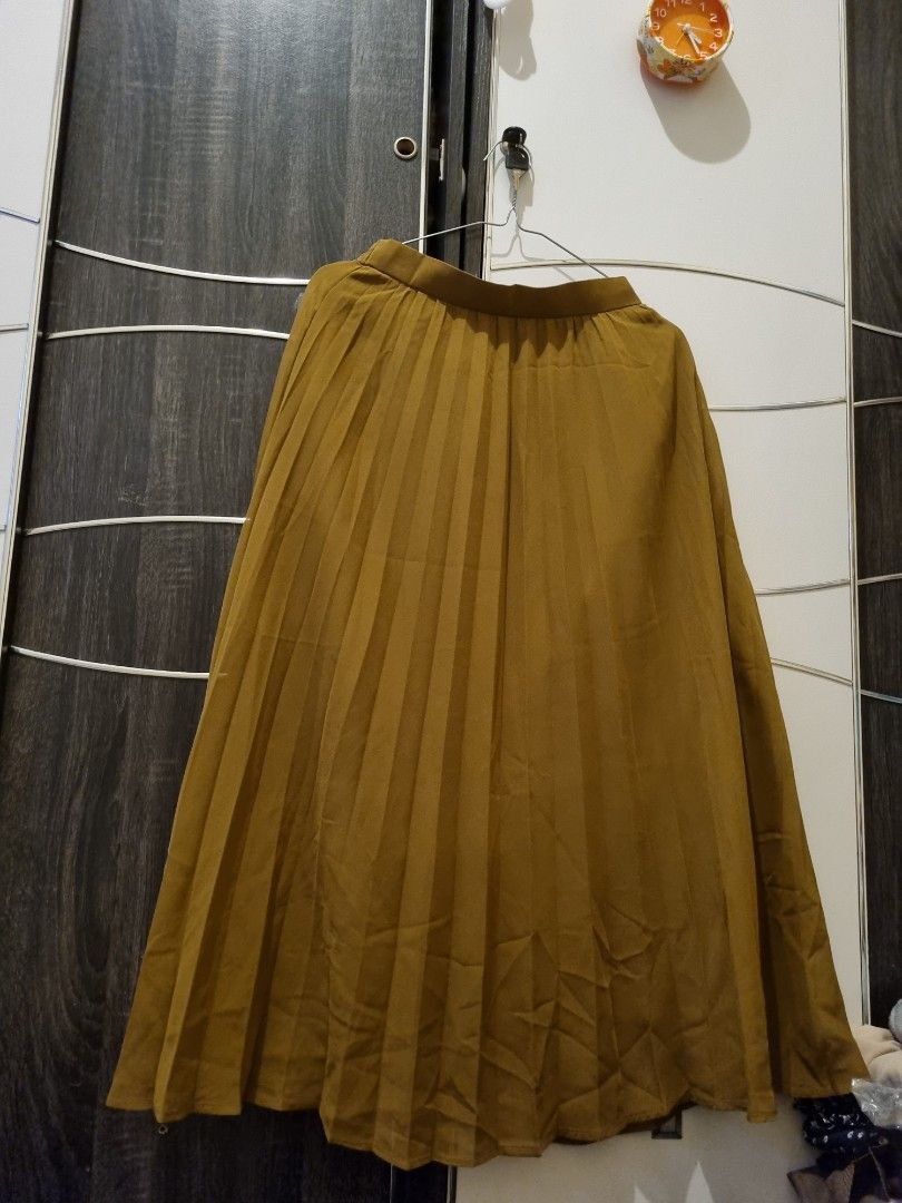 Rok plisket GU Uniqlo caramel, Fesyen Wanita, Pakaian Wanita, Gaun ...