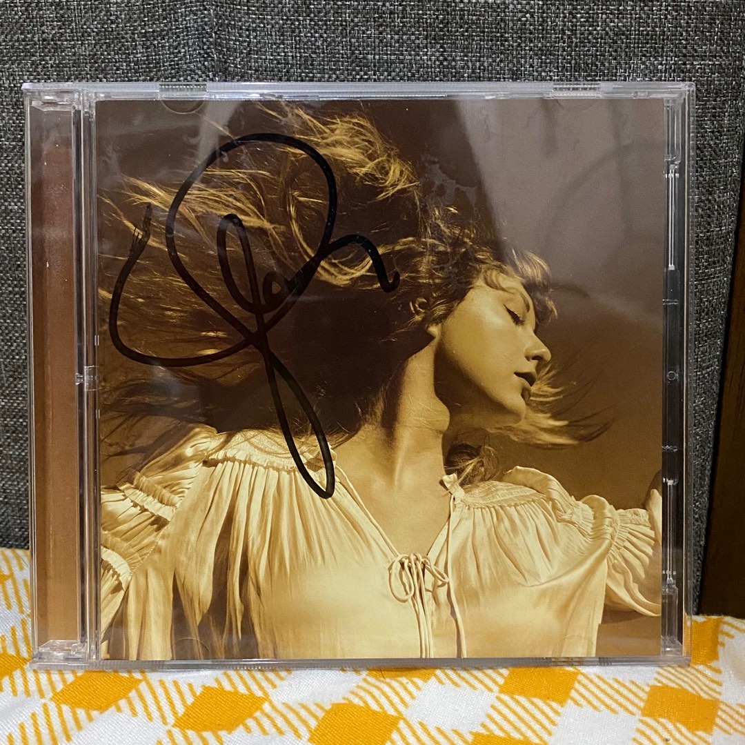 Signed CD Fearless (Taylor’s Version) - Unsealed, Hobbies & Toys, Music ...