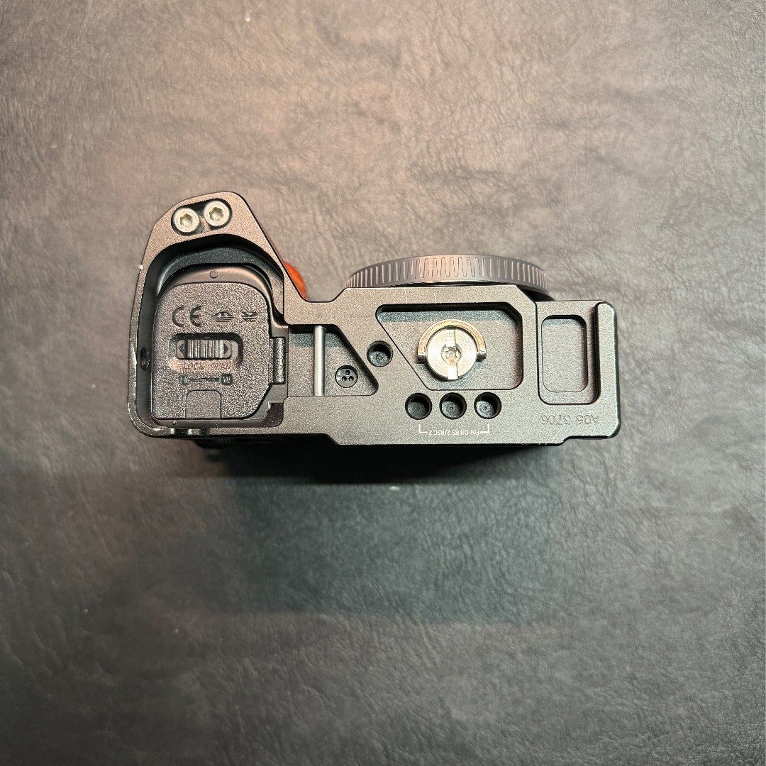 Sony ZV-E10 SmallRig Bottom Bottom Mount Plate with Wooden Grip ...