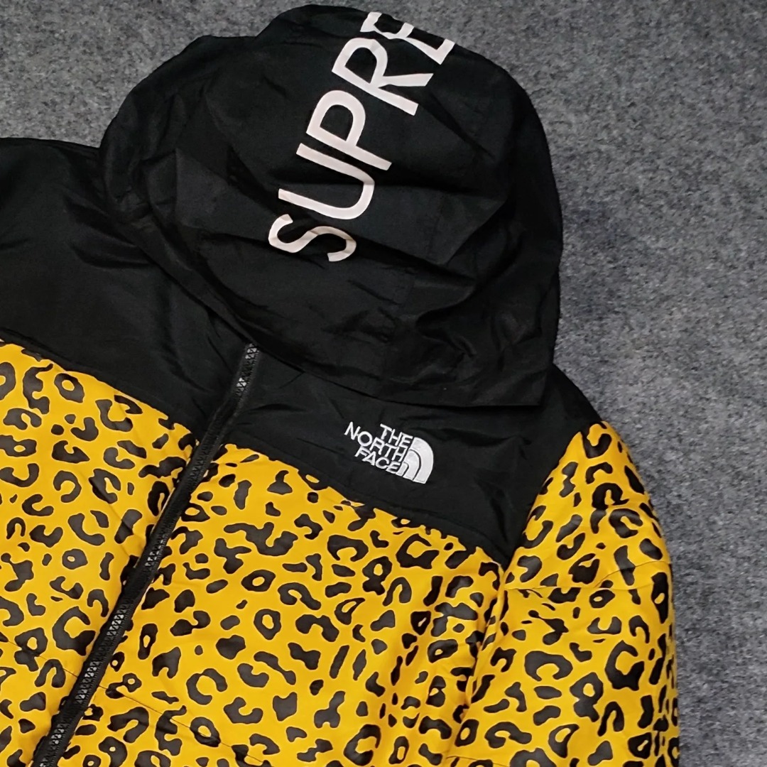 Tnf x supreme leopard print, Fesyen Pria, Pakaian , Lainnya di Carousell