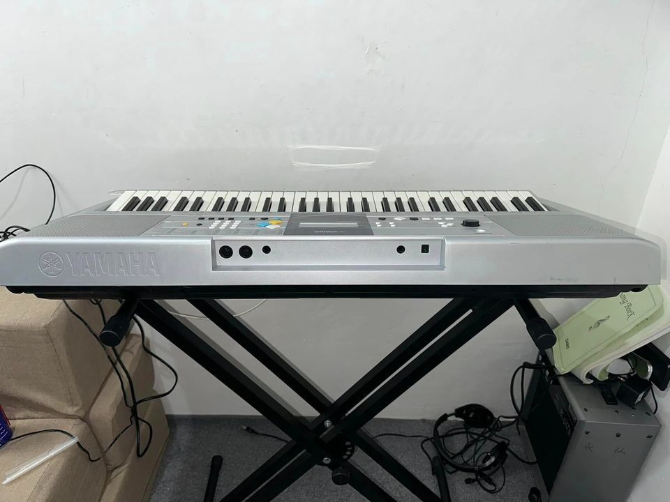 Yamaha PSR E323 Touch Response 61 Keys Piano Keyboard, Hobbies & Toys, Music & Media, Musical ...