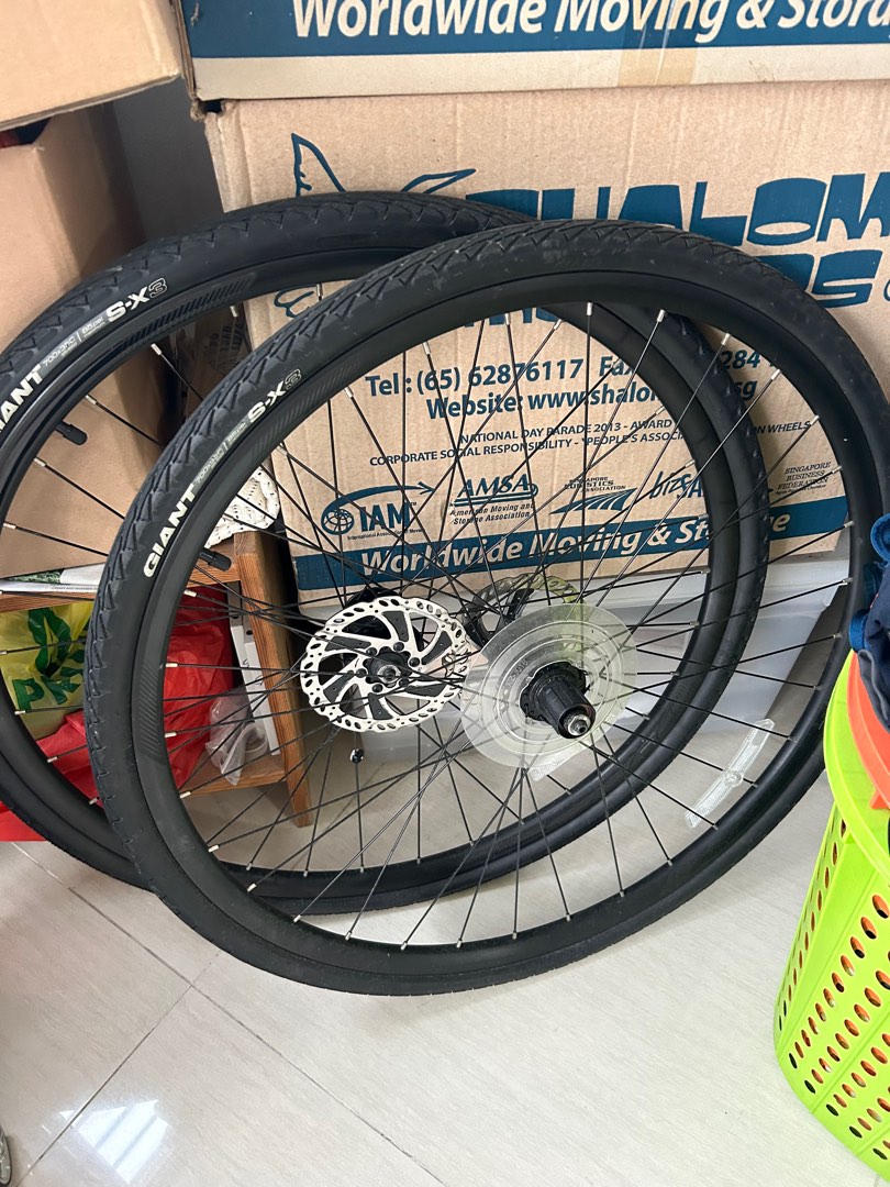 Giant 700c wheelset 6 bolt 140mm rotor disc, Sports Equipment, Bicycles & Parts, Parts ...