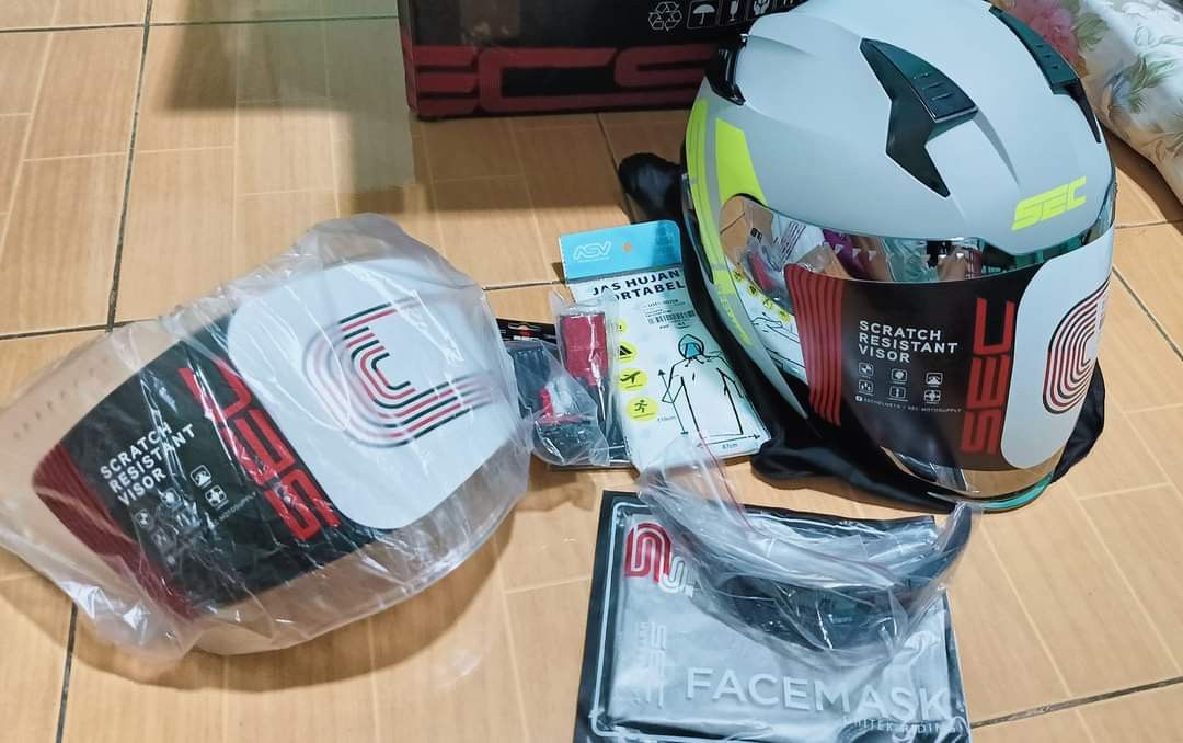 SEC Reflux 2023 Half face helmet Large Size with freebies, Motorbikes ...