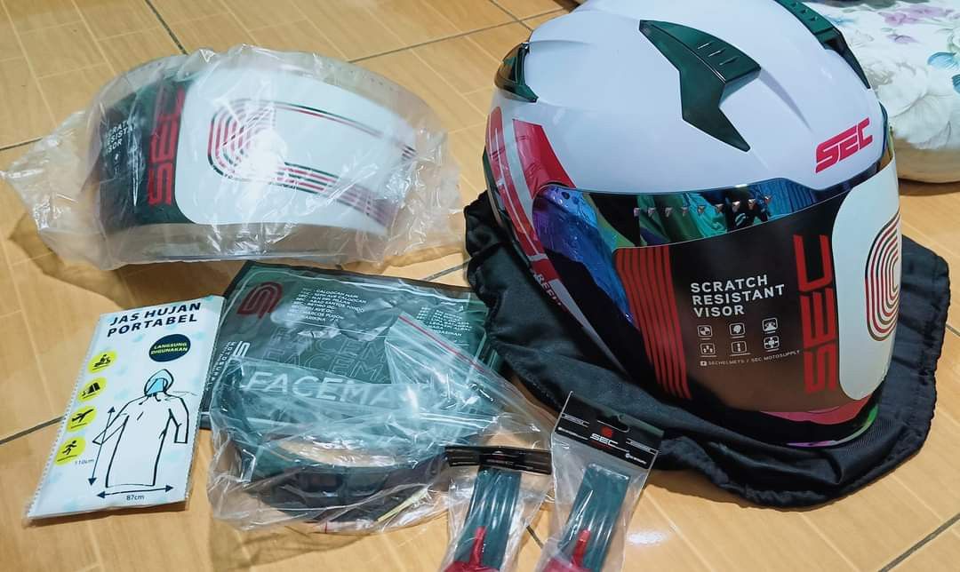 SEC Reflux 2023 Half face helmet Large size with freebies, Motorbikes ...