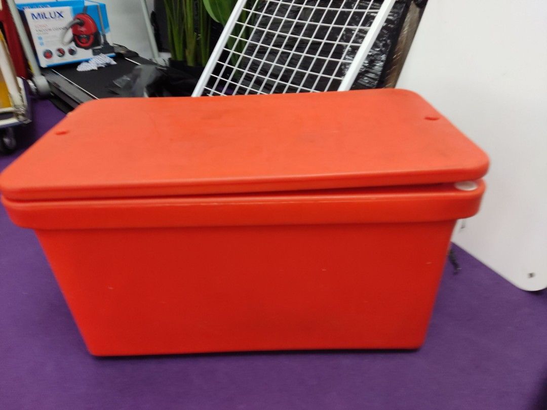 TONG AIS / ICE BOX /, Everything Else, Others on Carousell