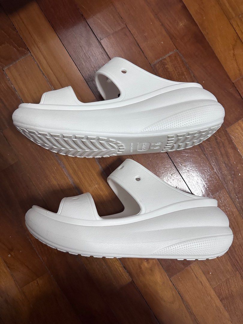 Crocs crush sandals size W8, Women's Fashion, Footwear, Sandals on ...