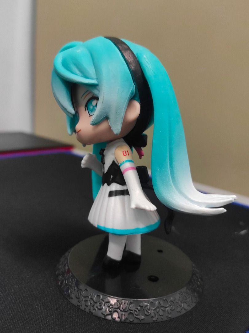 Hatsune Miku small figurine, Hobbies & Toys, Collectibles & Memorabilia ...