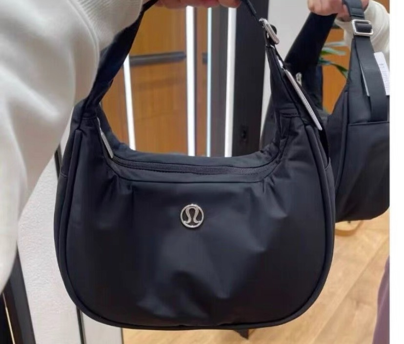 全新lululemon mini shoulder Bag 4L 小众高级感黑色 尼龙防泼水, 女裝, 手袋及銀包, 單肩包 - Carousell