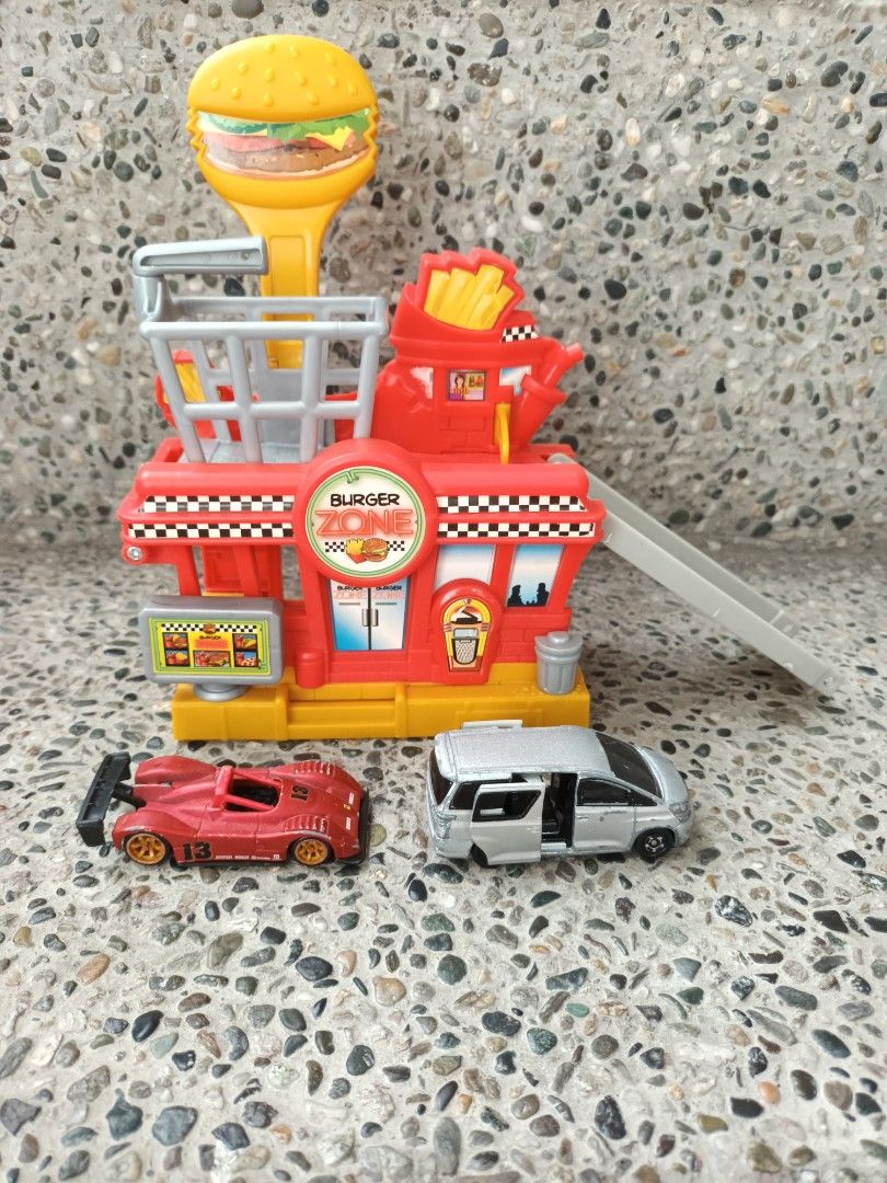 Matchbox Garage and tomica hotweels ferrari, Hobbies & Toys, Toys ...