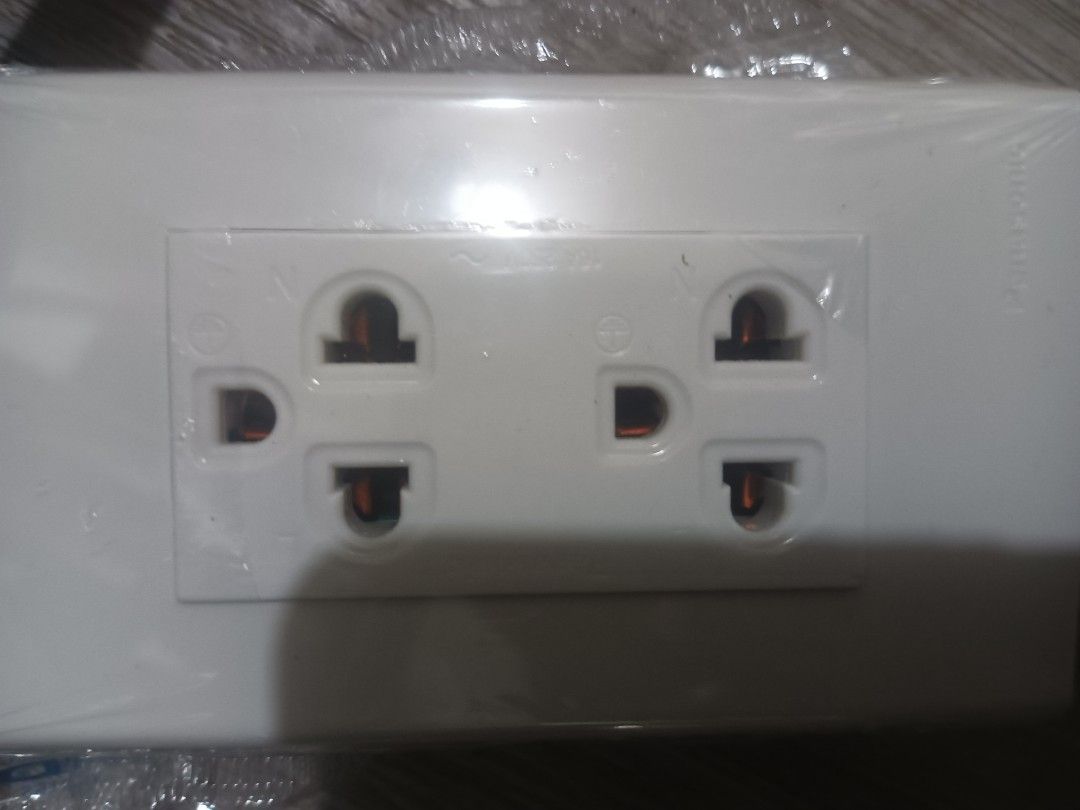 Panasonic wide series duplex universal outlet, Commercial & Industrial ...
