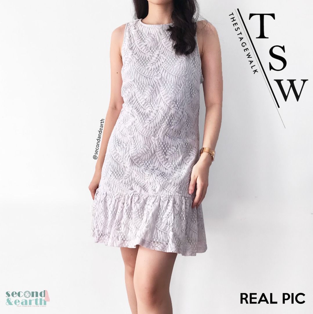 The Stage Walk Dress (M) Terusan Tanpa Lengan Lurus Rempel Brokat Putih ...