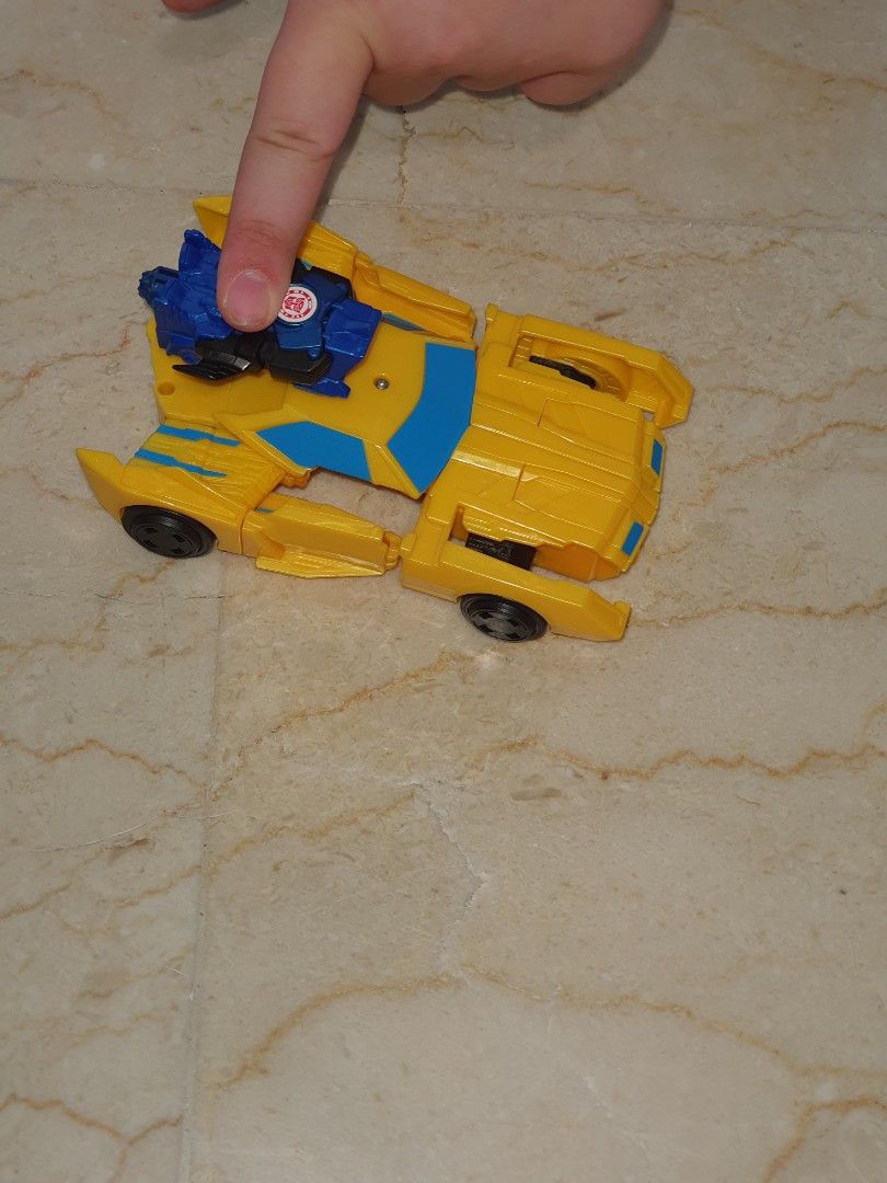 Transformers bumblebee+ friend, Hobbies & Toys, Toys & Games on Carousell