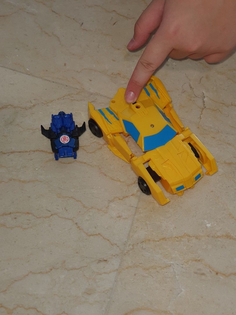 Transformers bumblebee+ friend, Hobbies & Toys, Toys & Games on Carousell