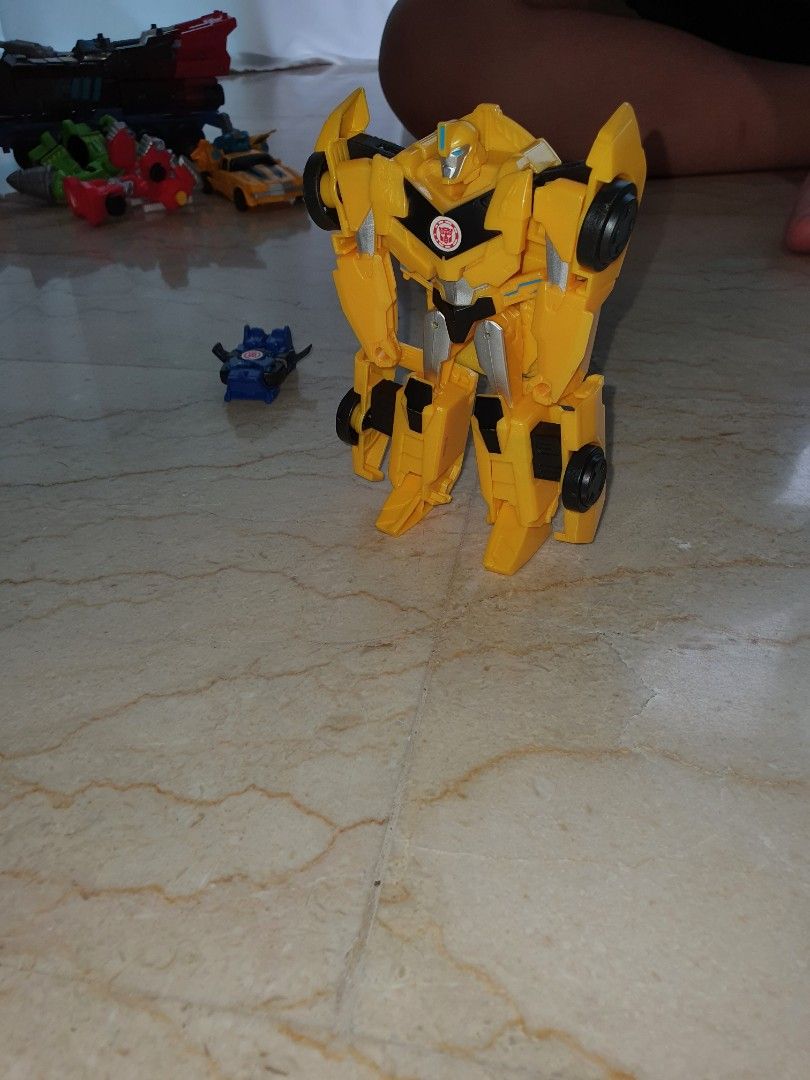 Transformers bumblebee+ friend, Hobbies & Toys, Toys & Games on Carousell
