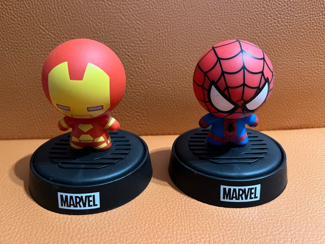 （2隻一起賣）名創優品 MINISO Marvel 漫威 正版 車用 搖頭公仔 鋼鐵人 蜘蛛人, 書籍、休閒與玩具, 玩具、公仔、桌遊在旋轉拍賣