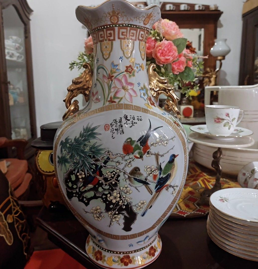 Guci Vintage porselen china lukis timbul, Antik, Pajangan di Carousell