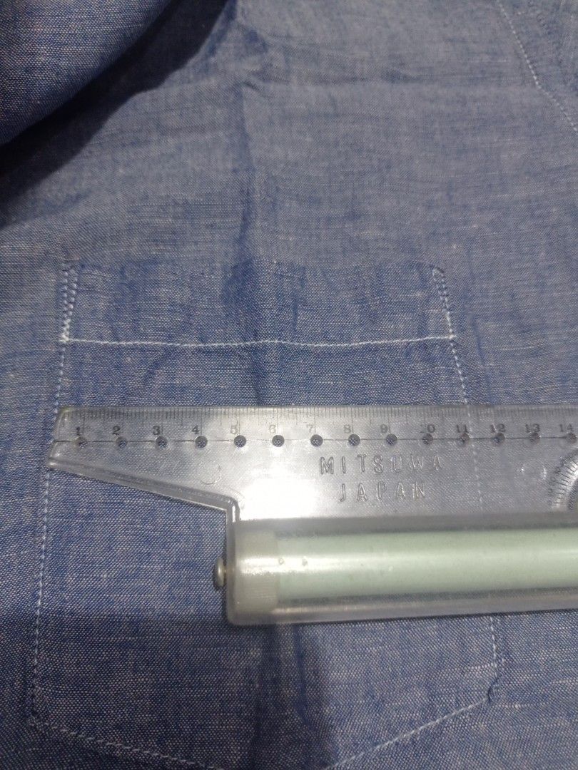 Kemeja Uniqlo biru, Fesyen Pria, Pakaian , Atasan di Carousell