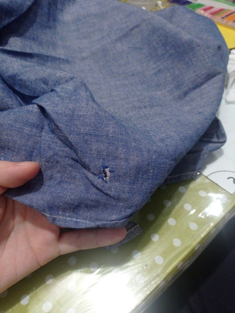 Kemeja Uniqlo biru, Fesyen Pria, Pakaian , Atasan di Carousell