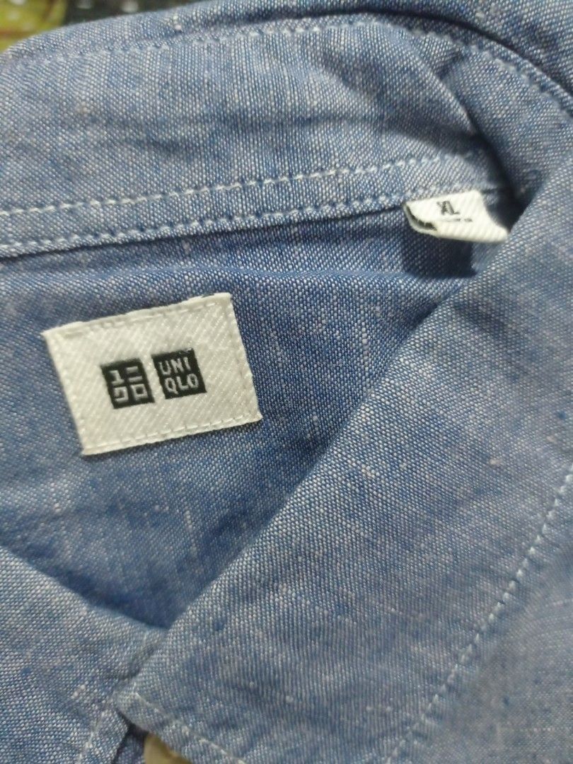 Kemeja Uniqlo biru, Fesyen Pria, Pakaian , Atasan di Carousell