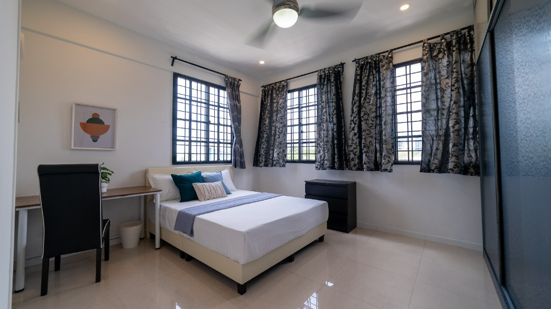 New Renovatd Master Room Atteched Bath(1 Pax)Few Common Rooms, Walk to ...