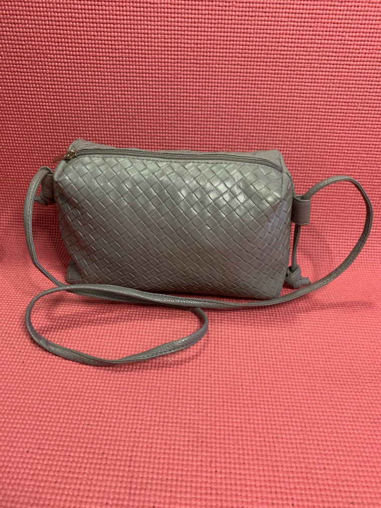 Sling ala bottega veneta, Fesyen Wanita, Tas & Dompet di Carousell