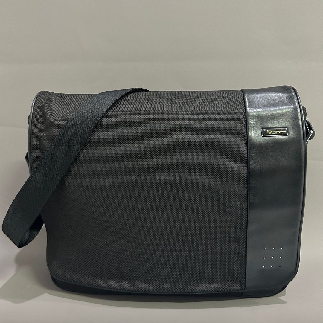 Tas laptop dokumen TUMI, Fesyen Pria, Tas & Dompet , Tas Kantor di Carousell