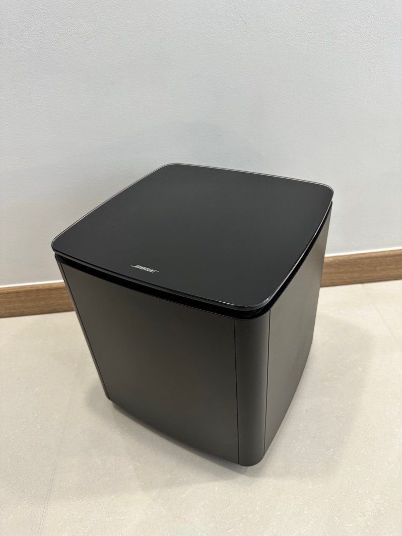 Bose Soundbar 700 + Bose base module 700 + a pair of Bose surround ...