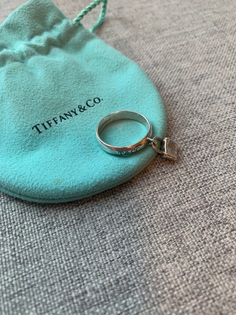 Tiffany & Co. dangle lock ring, 名牌, 飾物及配件 - Carousell